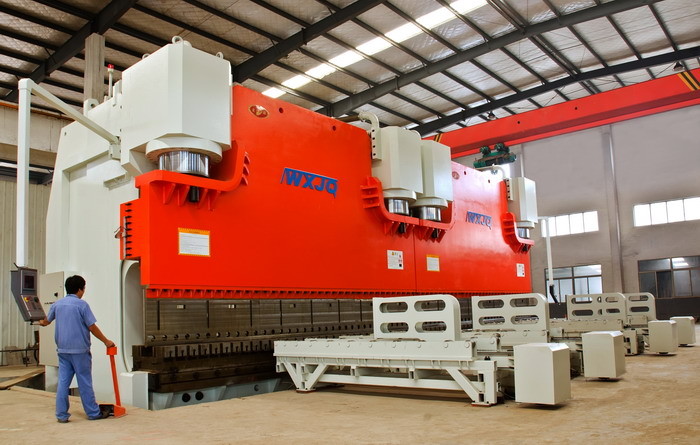 전기 380V / 50hz 무거운 마스트 스톨 동기화된 굽기 CNC 탕덤 프레스 브레이크